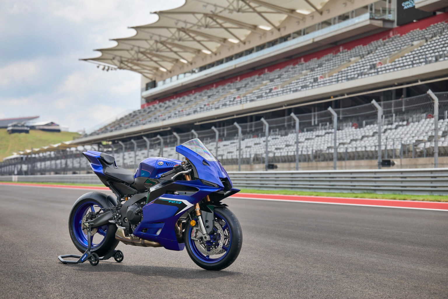 Ecco la nuova Yamaha R9 2025 - Motociclismo.it